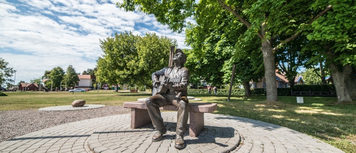 Memorial sculpture to Vytautas Kernagis | Atostogos kaime