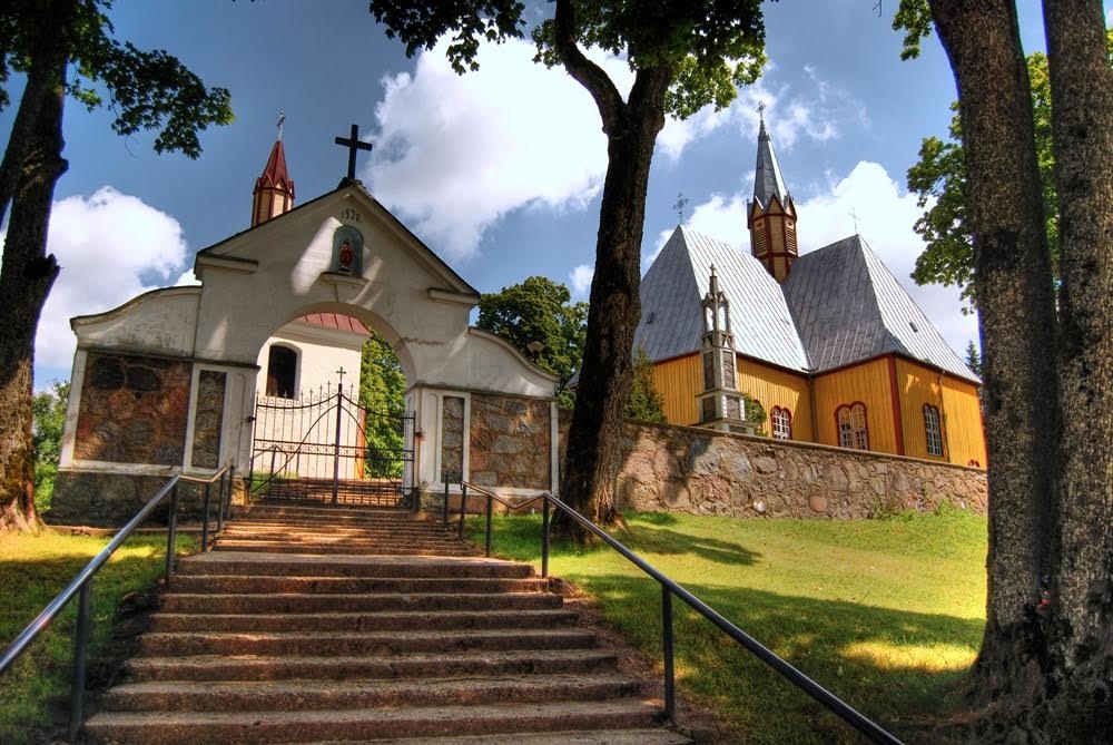 Church of Saint Archangel Michael in Zemaiciu Naumiestis | Atostogos kaime